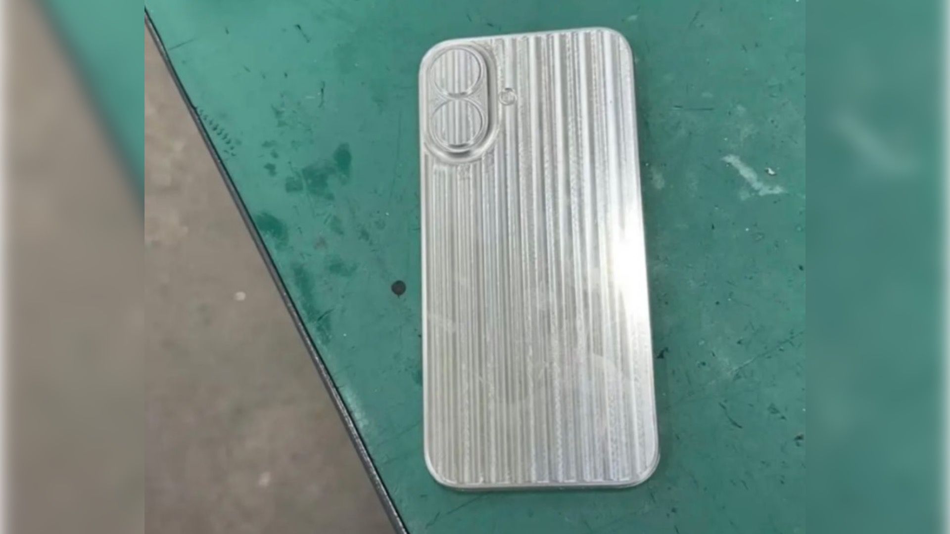 Os primeiros supostos moldes do iPhone 16 mostram layout vertical da ...